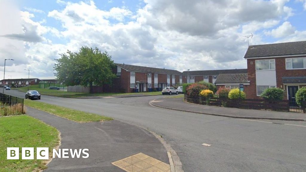 Gainsborough: Boy, 15, arrested as man killed in car crash - BBC News