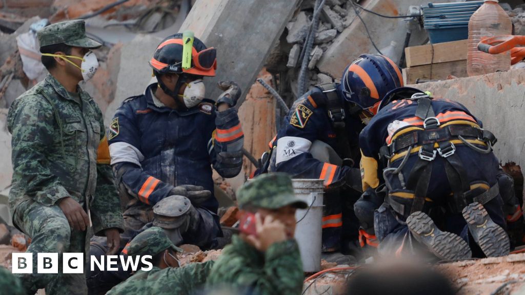 Mexico earthquake: Race to save survivors under collapsed school - BBC News