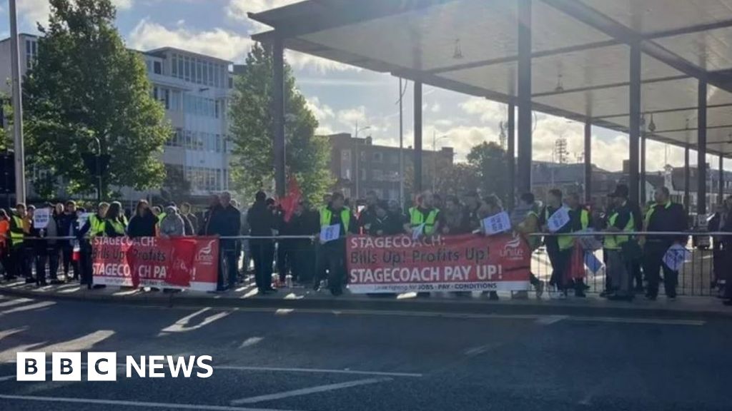 Hull: Stagecoach bus strike suspended for vote - BBC News