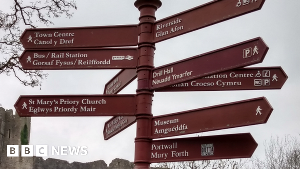 Monmouthshire U-turn on Welsh translation street signs - BBC News
