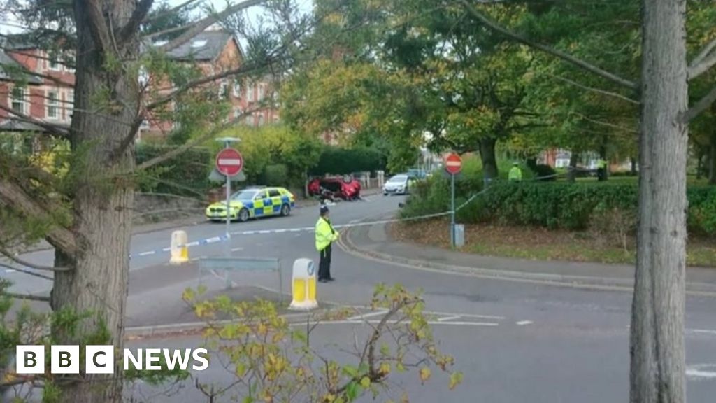 Taunton 'stolen' car crash kills driver during police pursuit - BBC News