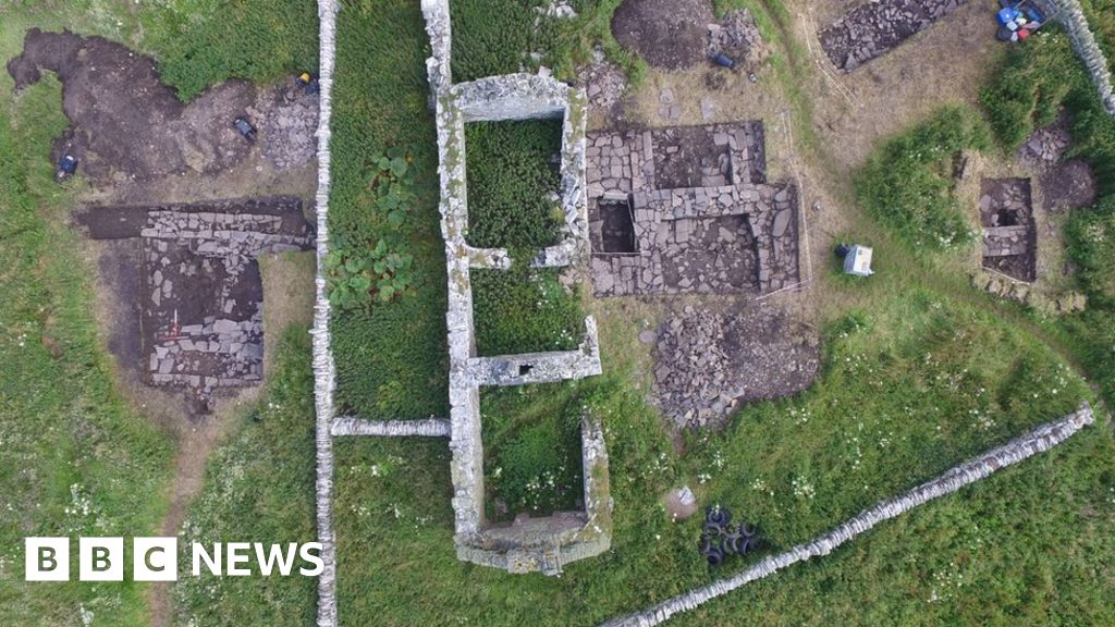 Archaeologists find 'Viking drinking hall' during Orkney dig - BBC News