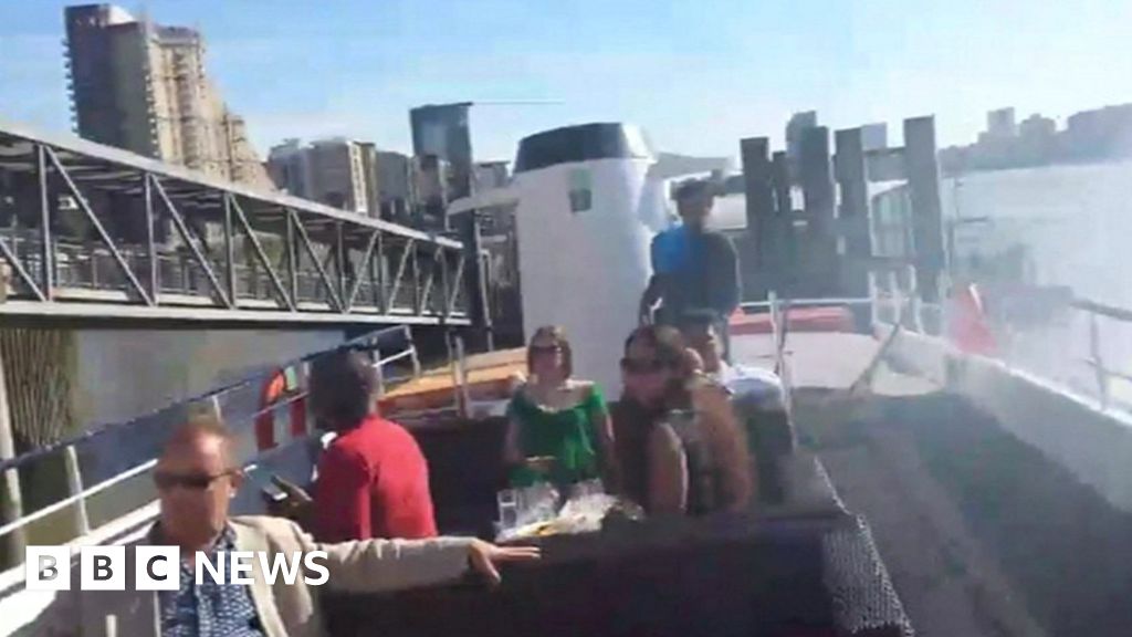 Thames boat: New footage shows Canary Wharf pier crash - BBC News