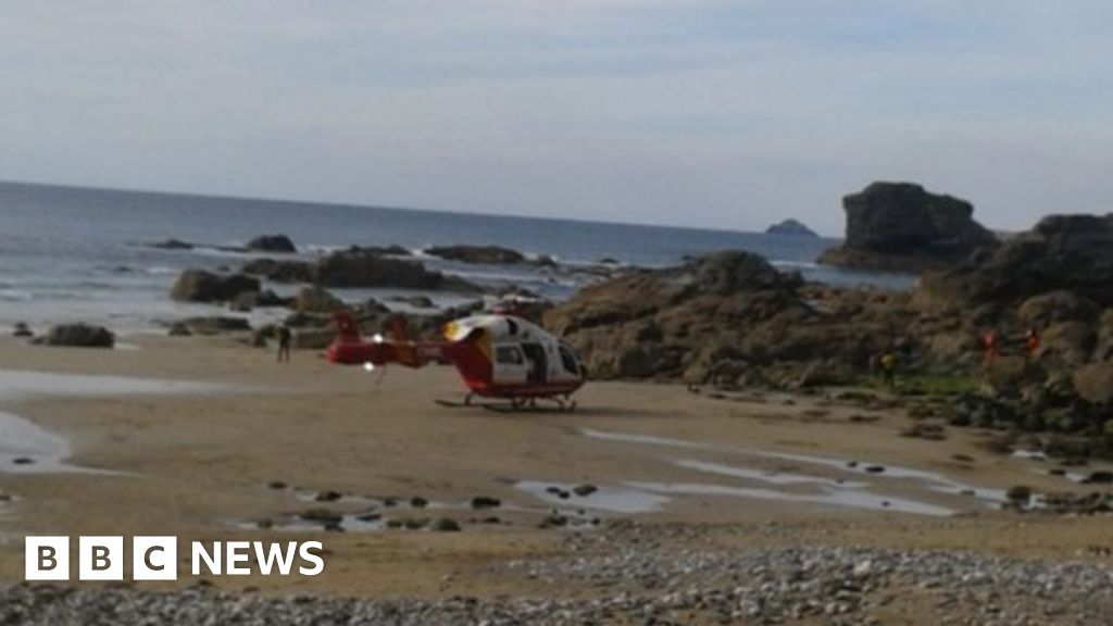 Cliff fall on Cornwall coast kills 42-year-old man - BBC News