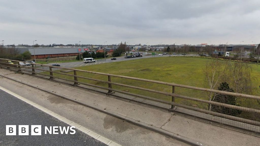 King's Lynn: Emergency services at 'serious' crash at roundabout - BBC News