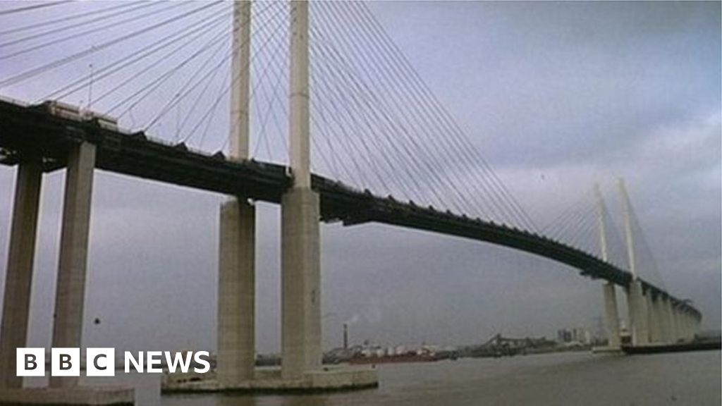 Closure of M25 QE2 bridge causing long delays for drivers - BBC News
