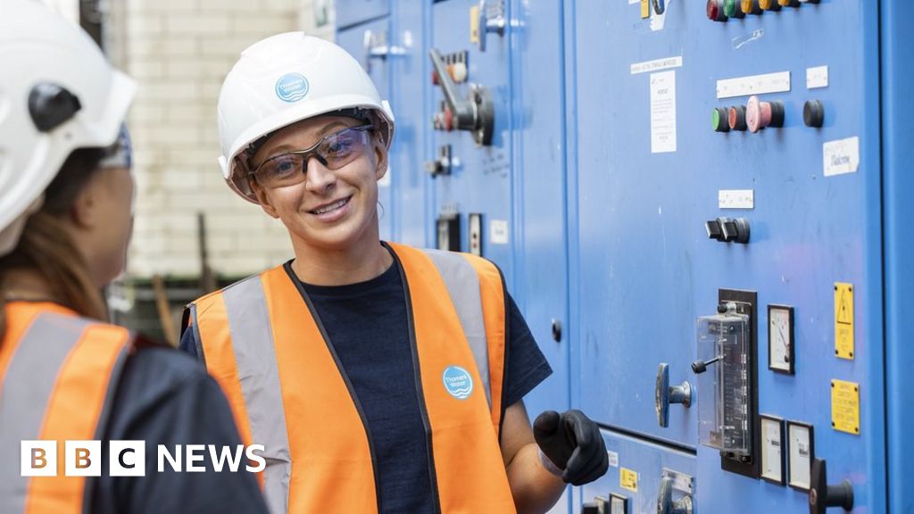 Thames Water plans to recruit more than 1,000 people - BBC News