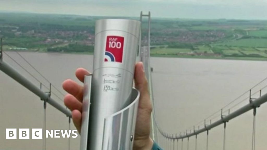 RAF centenary baton taken to top of Humber Bridge - BBC News