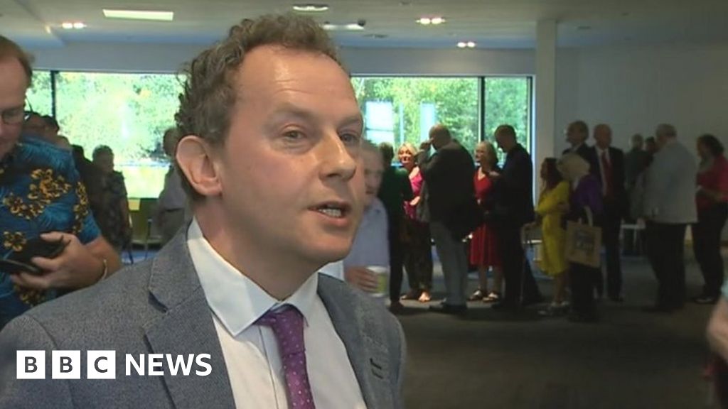 UKIP down to one AM, as Gareth Bennett quits the party - BBC News