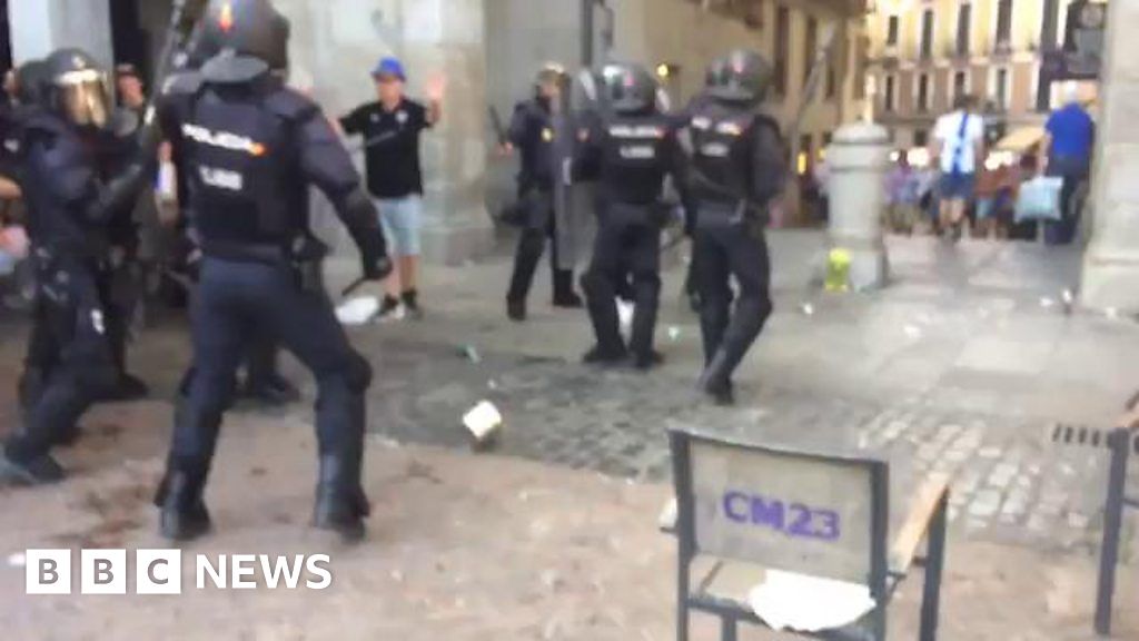 Riot police confront Leicester fans in Madrid square - BBC News
