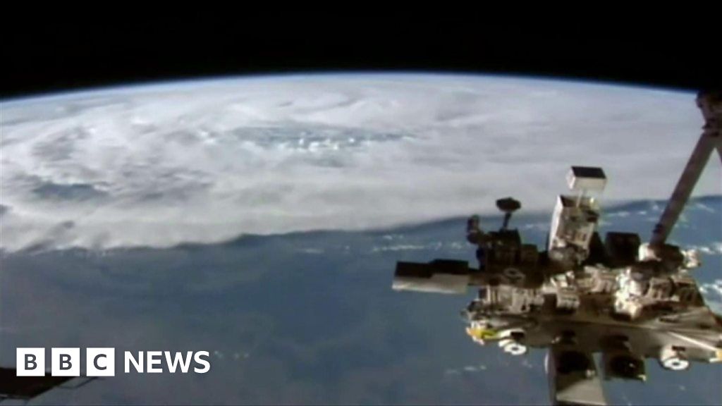 Cyclone Debbie seen from space - BBC News