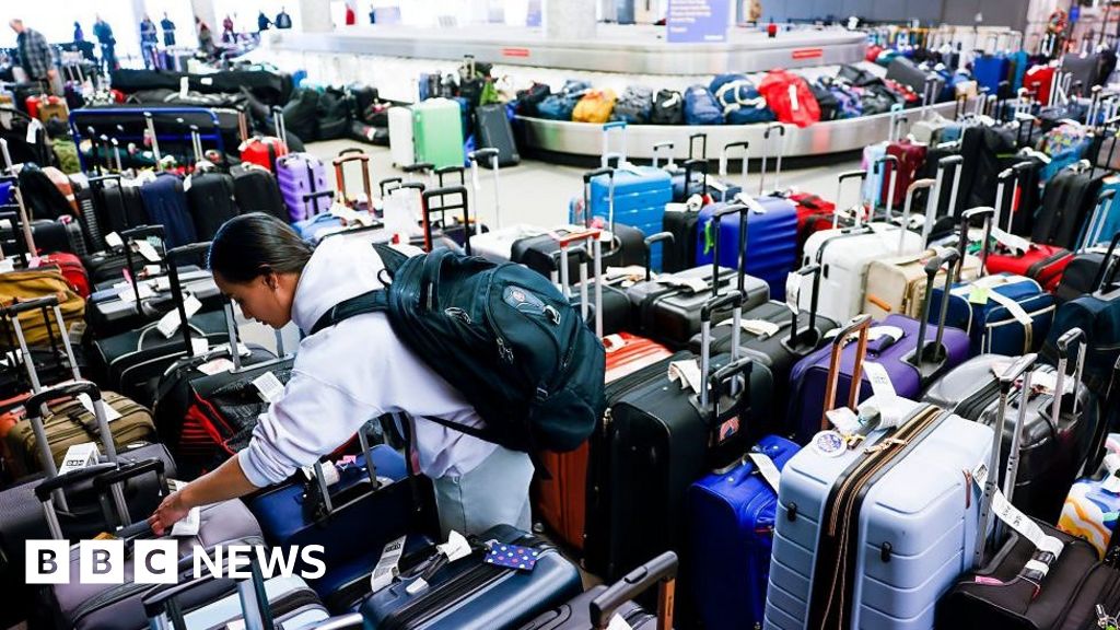 Flight cancellations leave thousands stranded across US - BBC News