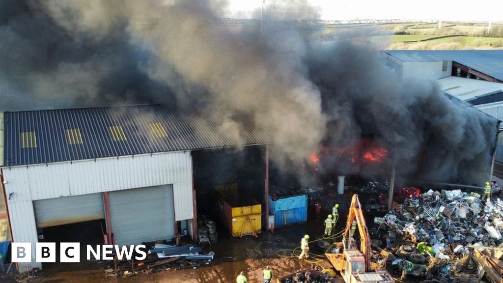 Waterston: Fire crews expect major blaze to burn overnight - BBC News
