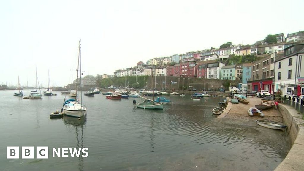 Devon police in major search for missing yachtsman - BBC News