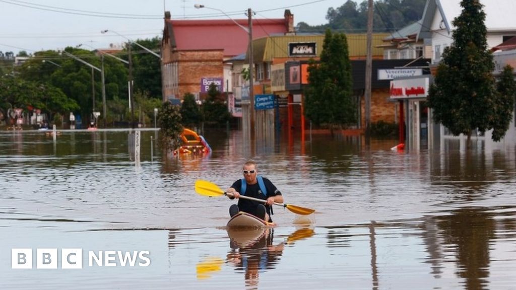 Cyclone Debbie: Australia surveys devastation - BBC News