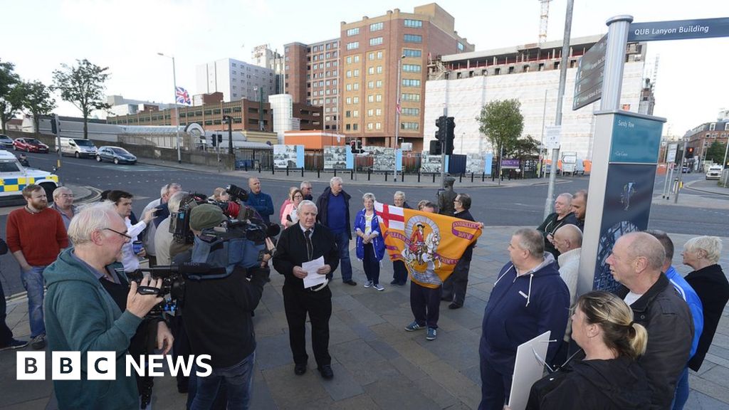 Protest staged to 'save Belfast's Boyne Bridge' - BBC News