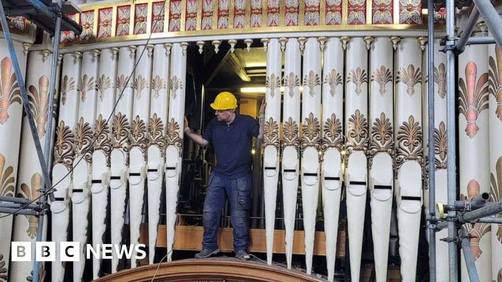 'Colossal' Leeds Town Hall organ restoration project begins - BBC News