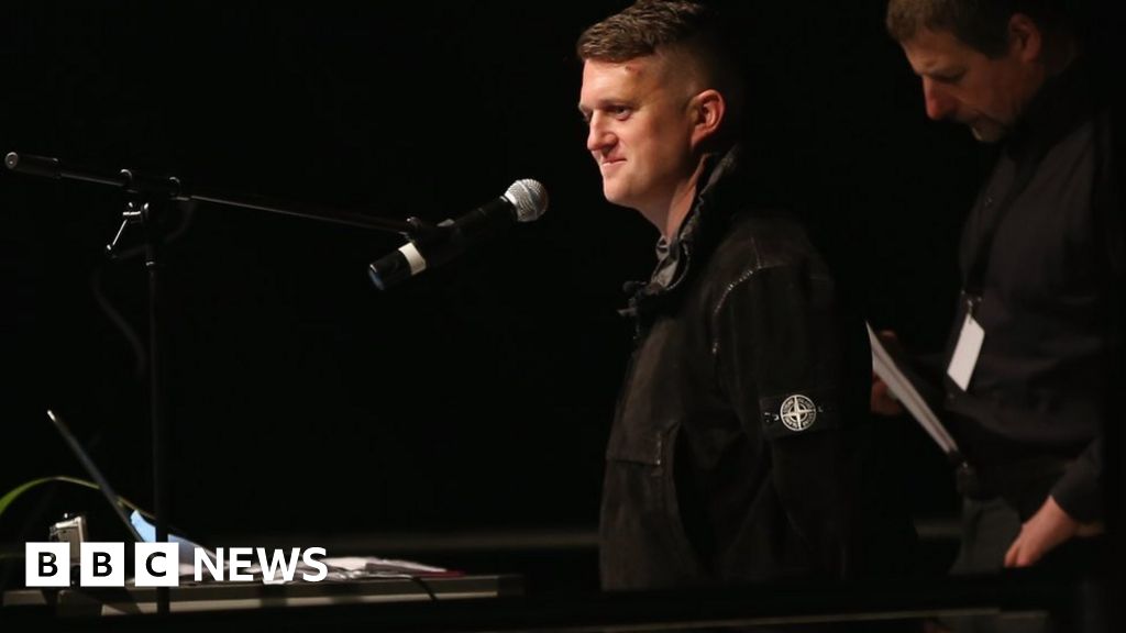 Violence at EDL founder Tommy Robinson's Sunderland book signing - BBC News