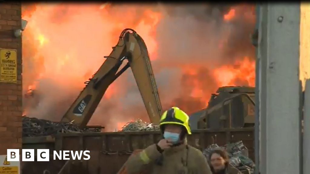 Hunslet fire: Blaze in metal merchant's yard sparks smoke warning - BBC ...