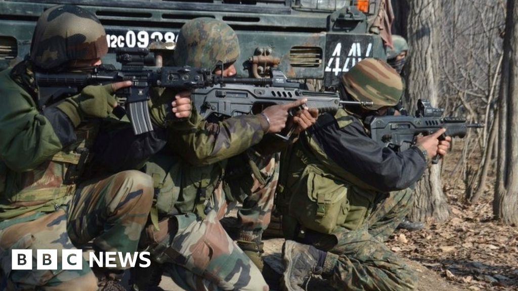 Kashmir clashes: Eight dead as troops surround gunmen - BBC News