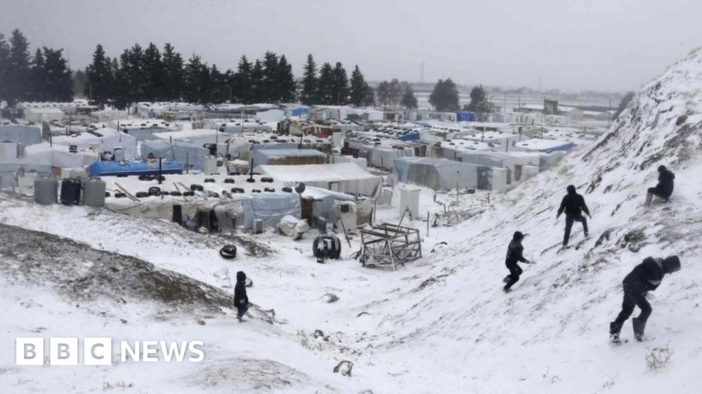 Syria conflict: 15 refugees found frozen to death