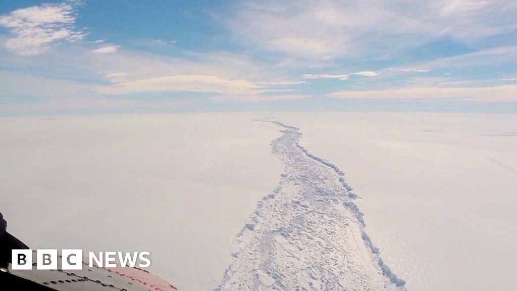View from a plane of giant Antarctic ice crack - BBC News