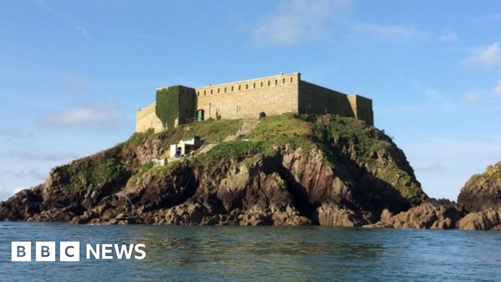 Thorne Island's Napoleonic fort gets makeover - BBC News