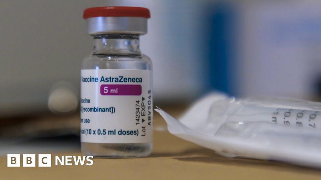 Covid: Vaccine-hesitant patients in Leicester get GP phone calls - BBC News