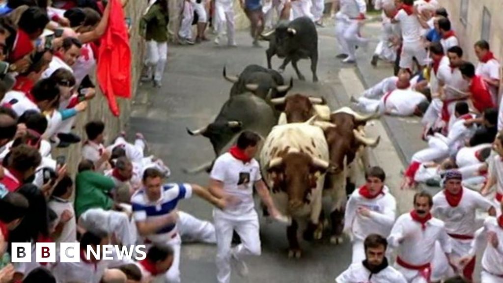 Four gored at running of the bulls in Pamplona - BBC News