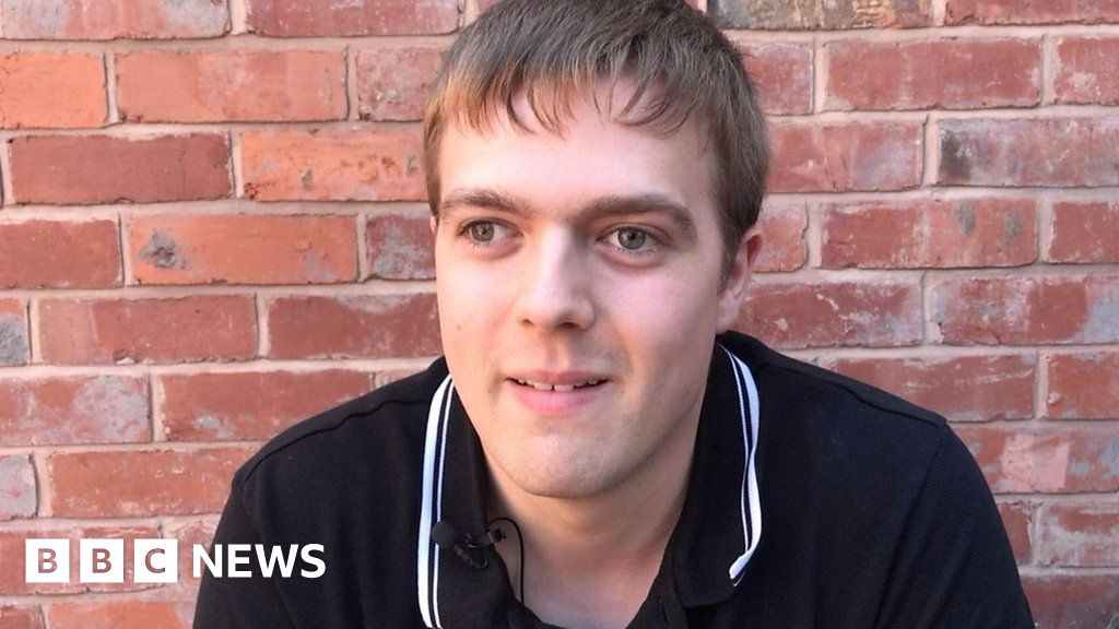 Blind student on 'smartphone zombies' - BBC News