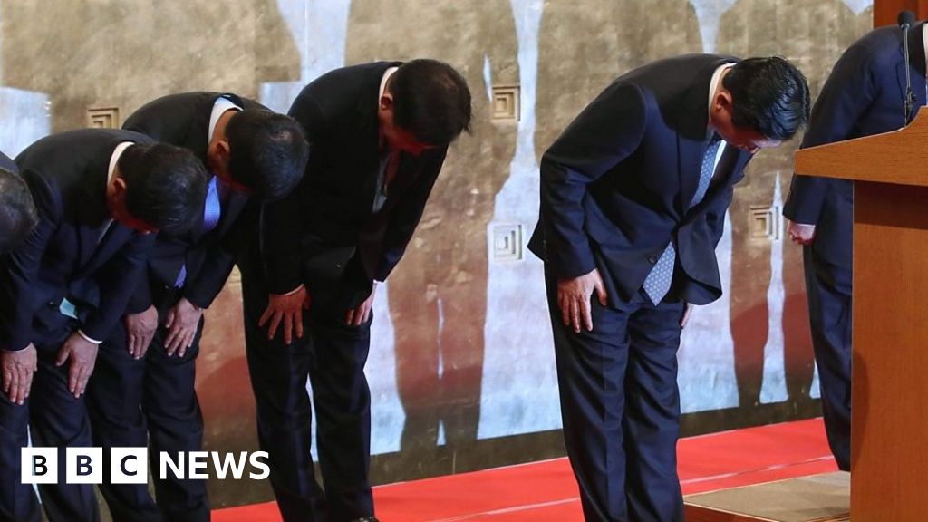South Korean bosses apologise after embezzlement accusations - BBC News