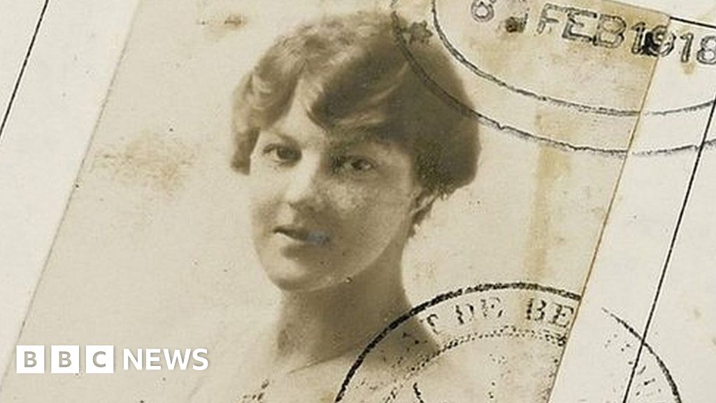 Rare WW1 frontline nurse's scrapbook sells for £1,100 - BBC News