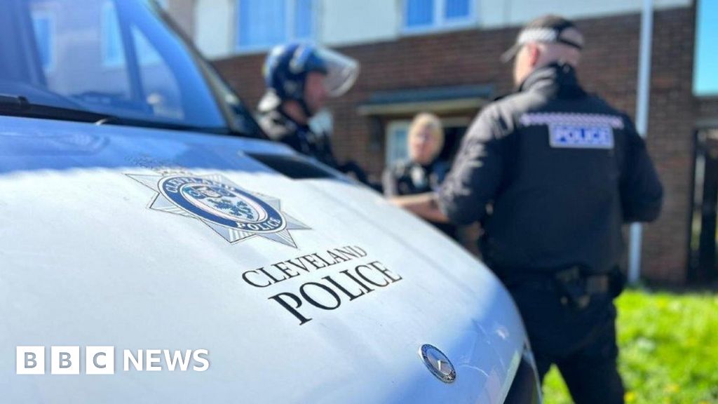 Middlesbrough stabbing: Man injured in mass brawl - BBC News