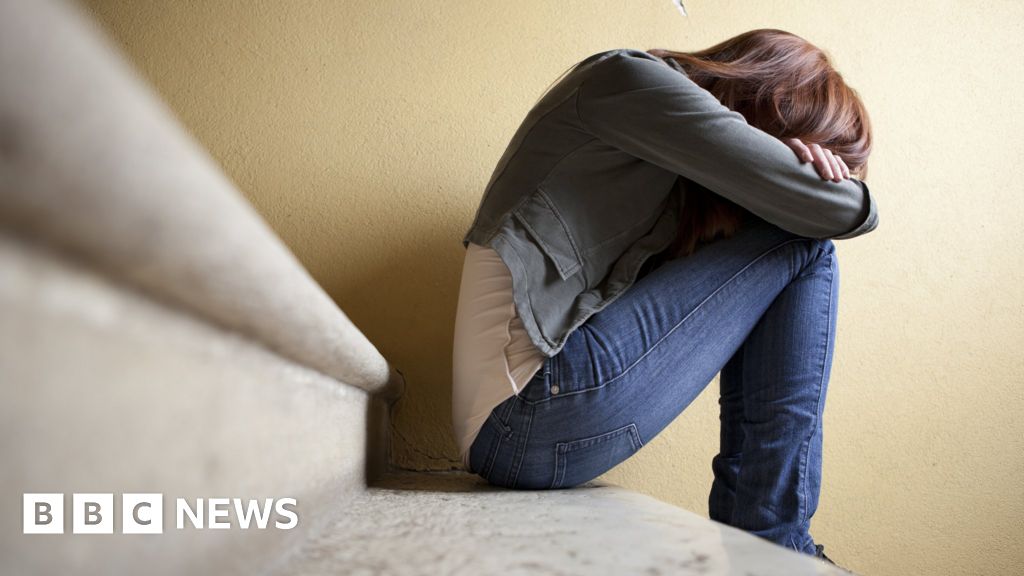 Nurse suspended over school uniform request to patient - BBC News