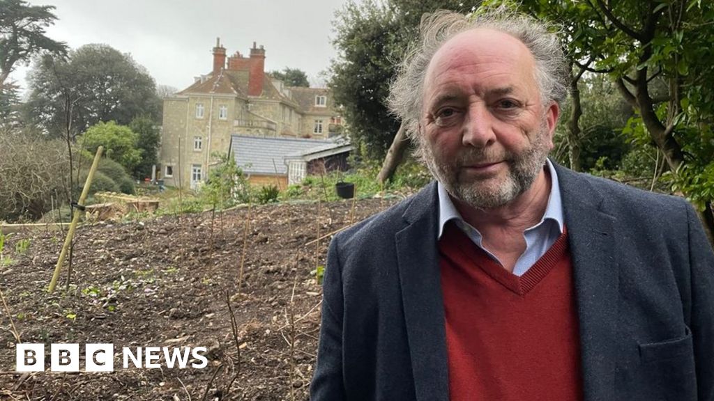 Charles Dickens: Isle of Wight celebrates literary connection - BBC News