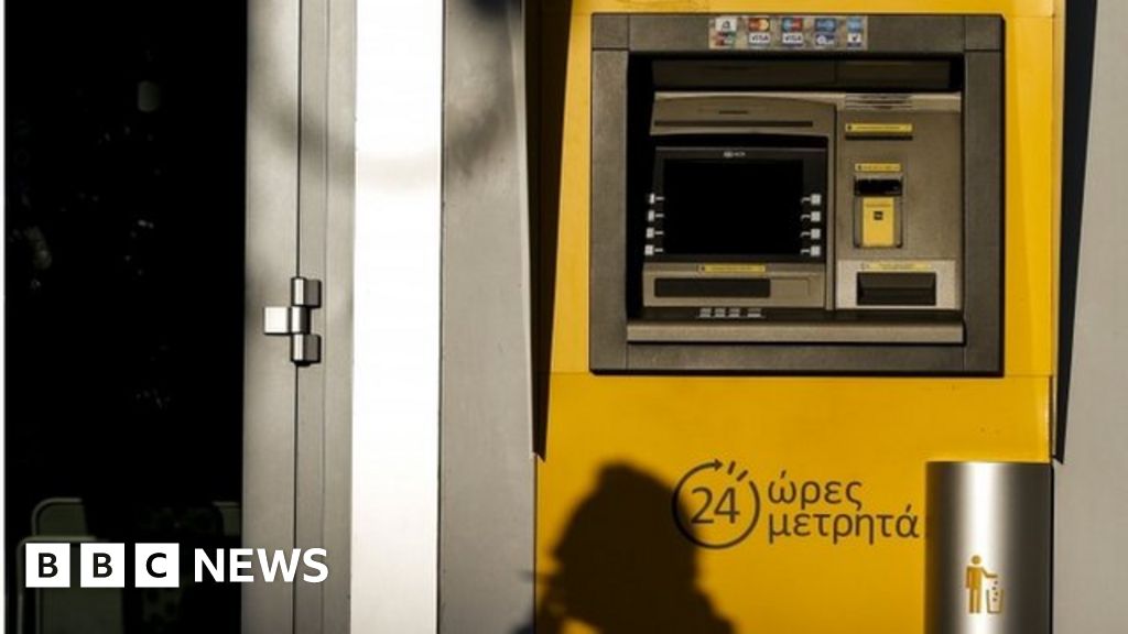 Greece debt crisis: ECB puts fresh pressure on banks - BBC News