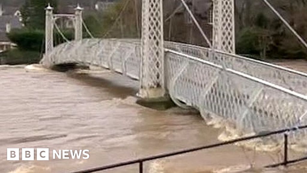 UK floods: Storm Frank batters Scottish border town Peebles - BBC News