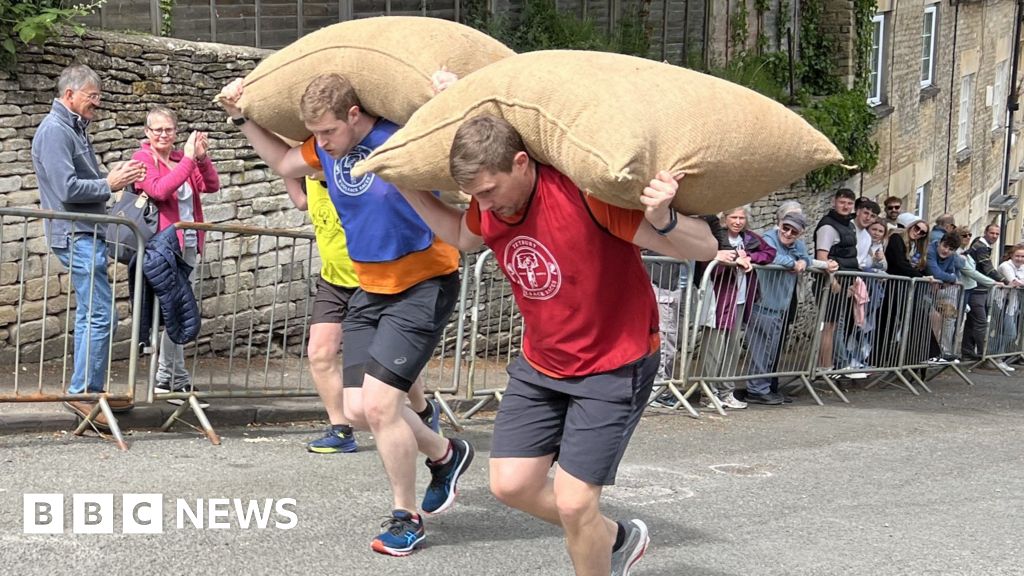 Crowds welcome return of Tetbury Woolsack Races - BBC News