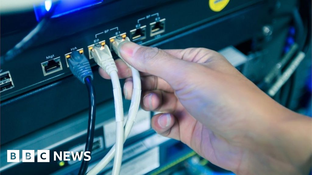 Britons get 'bad deal' from broadband giants - BBC News