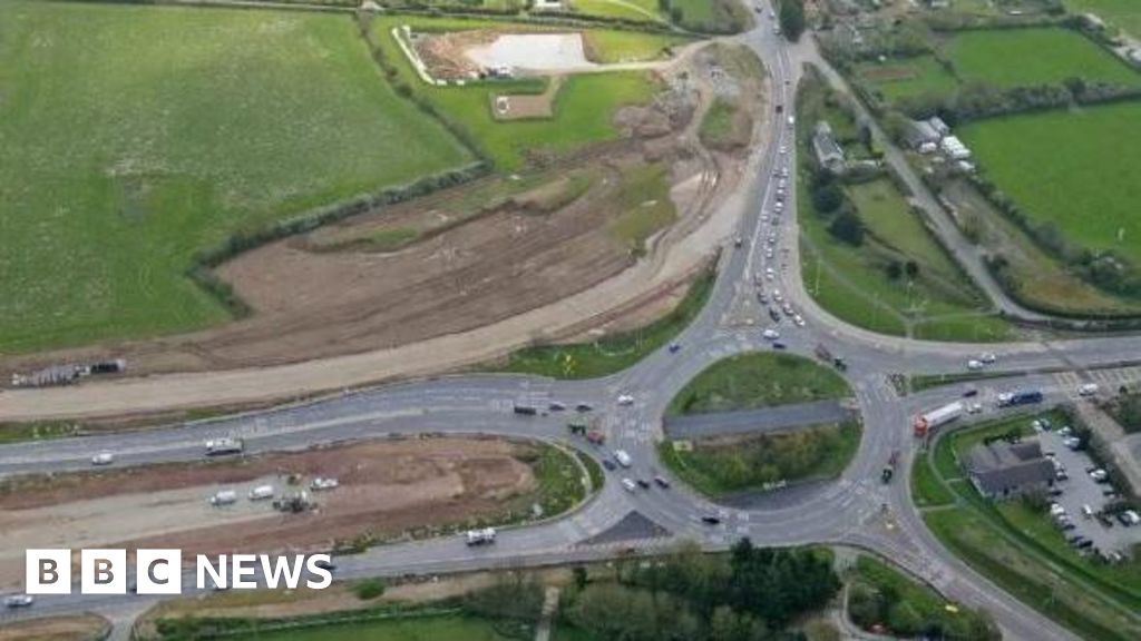A30 in Cornwall: Motorists face delays after car fire - BBC News