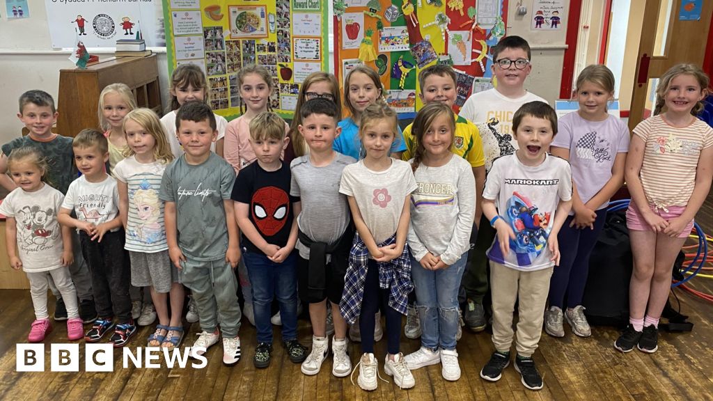 Food and Fun: Union wants more staff for summer play schemes - BBC News