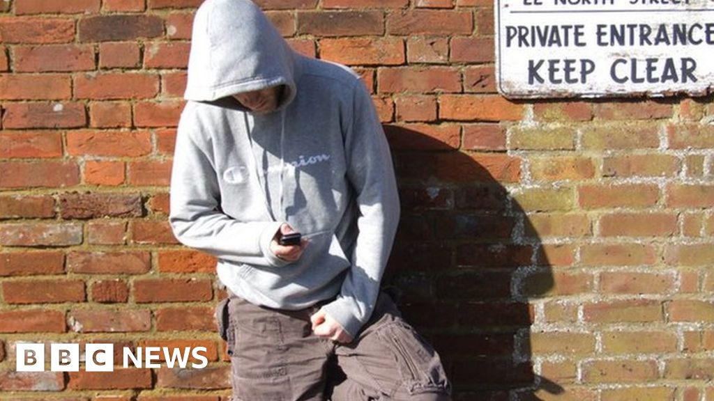 Drugs gangs recruiting nine-year-olds, research suggests - BBC News