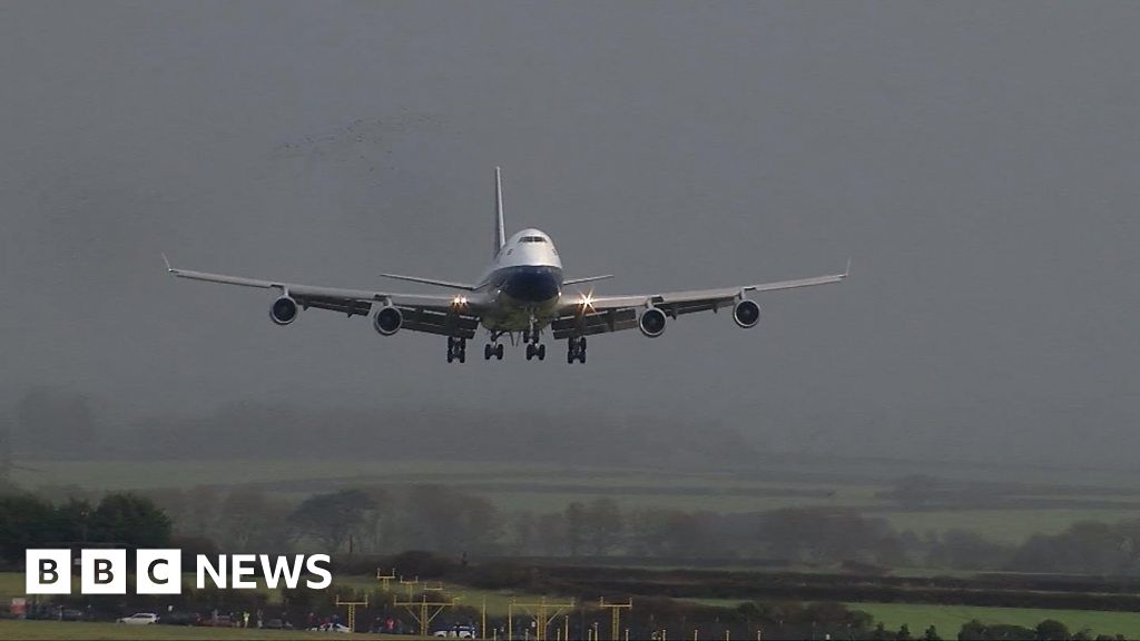 British Airways' last Boeing 747 reaches end of runway - BBC News