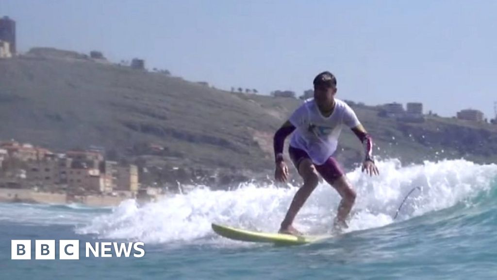 Syrian refugee discovers surfing in Lebanon - BBC News