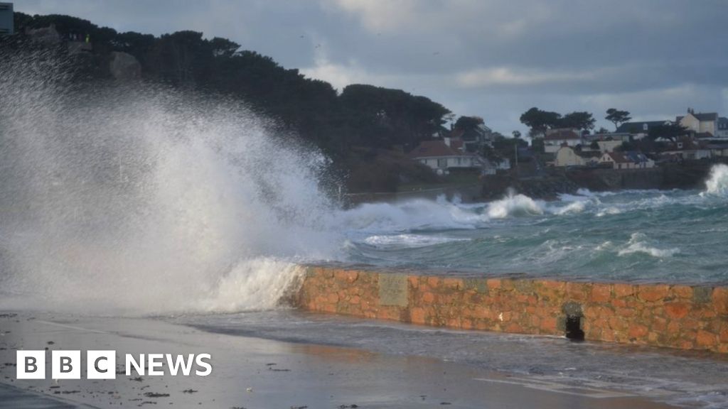 Guernsey coastal defences 'up to standard' - BBC News