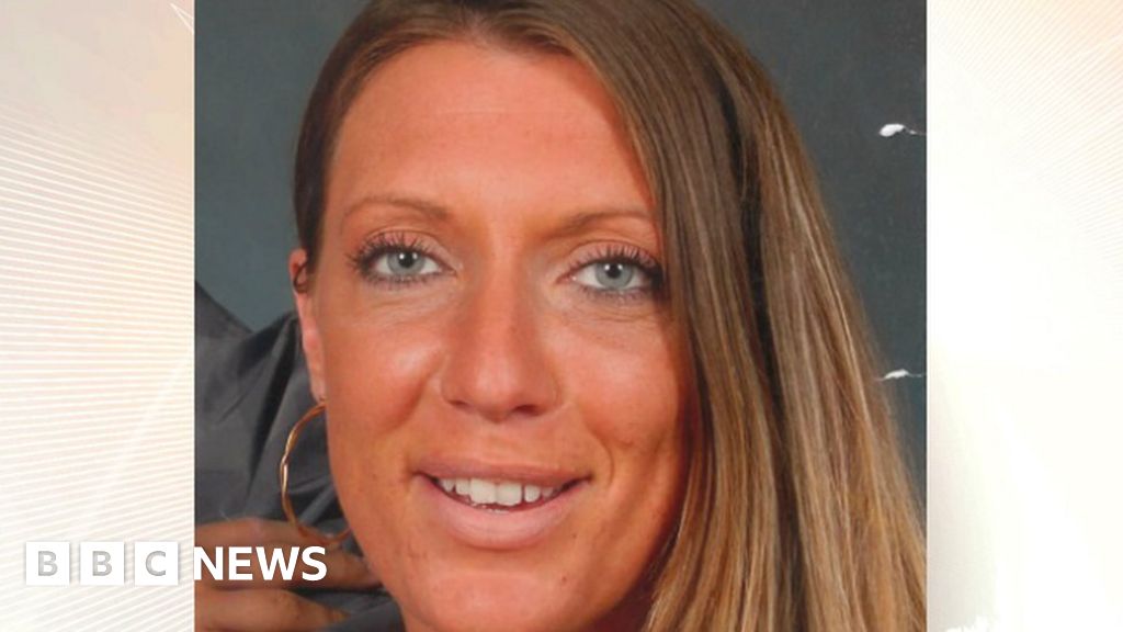 Kelly Pearce murder trial: Accused Anthony Ayres gives evidence - BBC News