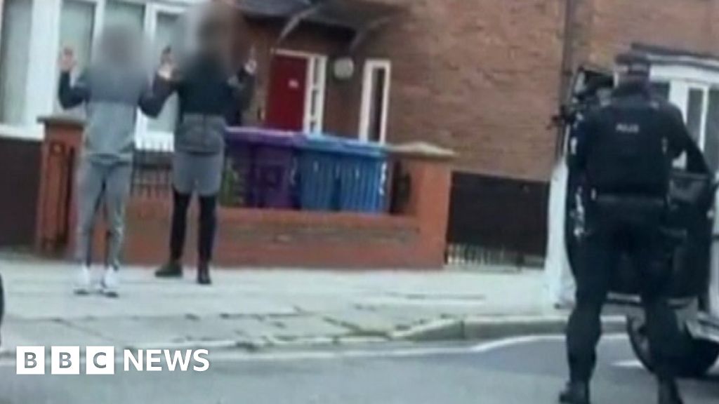 Liverpool MP condemns armed stop and search of two black men - BBC News