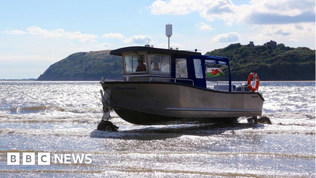 007-like ferry takes to water at Ferryside and Llansteffan - BBC News