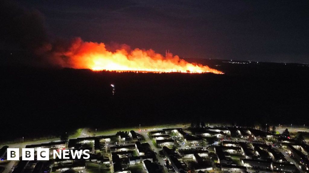 Drone footage shows wildfire in the hills above Cumbernauld - BBC News