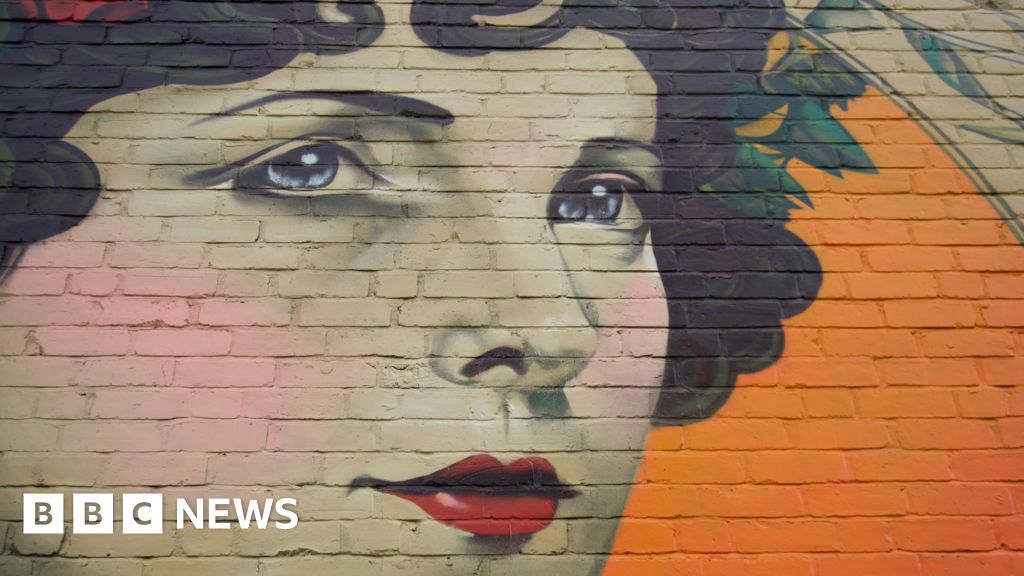 Leamington Spa mural highlights town's street art scene - BBC News
